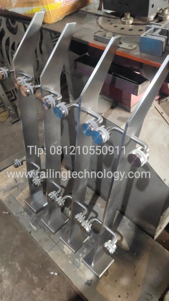 Tiang railing kaca. | RAILING TECHNOLOGY