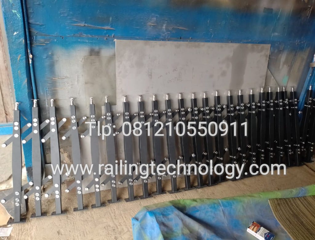 Tiang railing kaca. | RAILING TECHNOLOGY